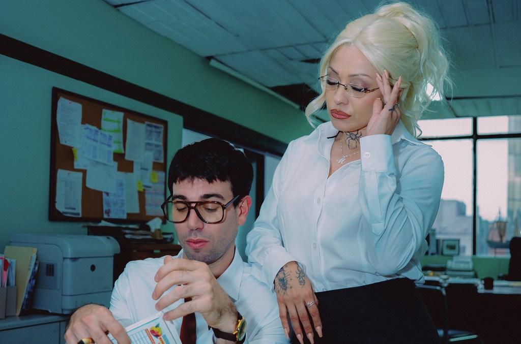 Mon Laferte, Eslabon Armado y más lanzamientos - FM Hits