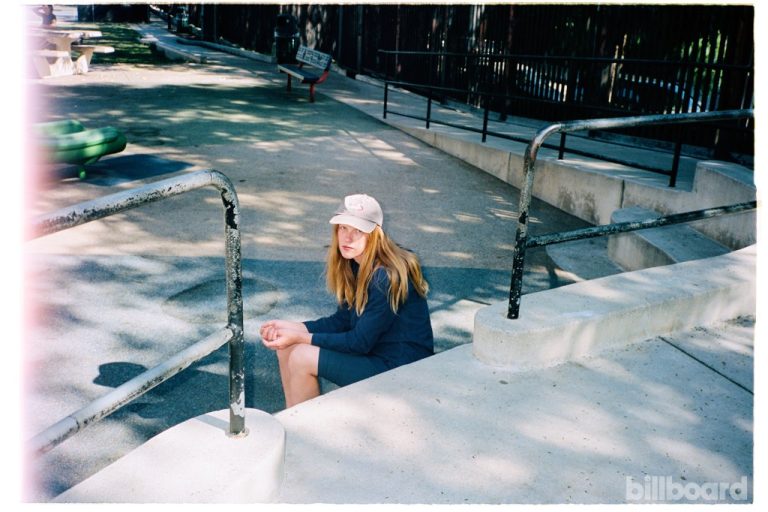 Audrey Hobert en 'Sue Me', Tour, Gracie Abrams & debut álbum - FM Hits