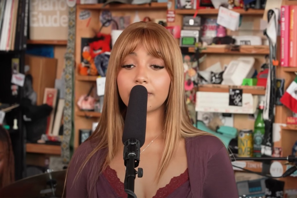 PinkPantheress canta sin Auto-Tune para el concierto de 'Tiny Desk ...