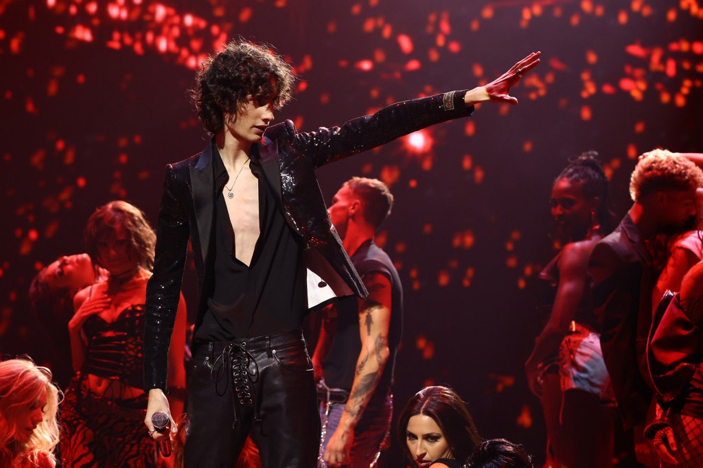 Sombr realiza 'Back to Friends' y '12 a 12 'Medley en 2025 VMA - FM Hits