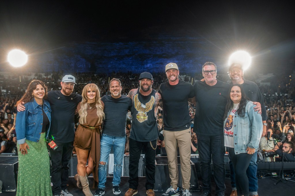 Brantley Gilbert firma para etiquetar el hogar de Jelly Roll, Lainey ...