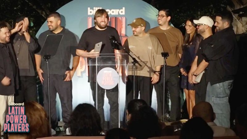 Noah Assad de Rimas acepta el premio al Sello del Año de Hot Latin ...
