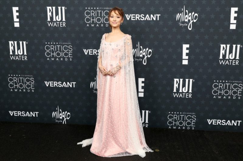 Ariana Grande ofrece una actualización de su gira en los Critics Choice ...