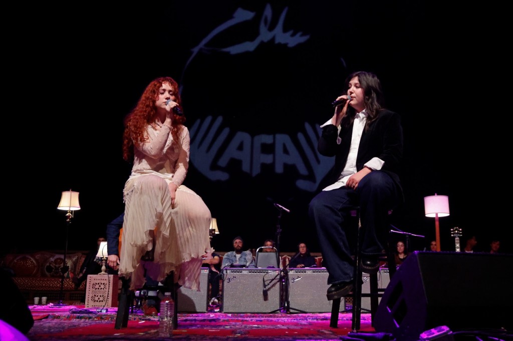 Lucy Dacus y Chappell Roan cubren 'El libro del amor' en el show ...